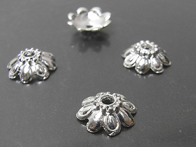商品説明ビーズに被せて装飾するパーツです。10〜14mmほどのビーズにちょうど良いサイズです（目安）♪コチラの商品はまとめ買いでとてもお得な【パック販売】もございます。サイズ・数量約8mm10個色古代銀 シルバー(白銀色)注意　