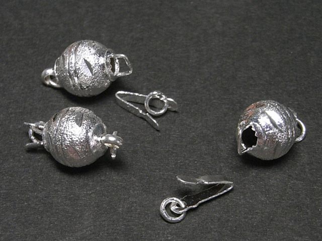 商品説明コチラの商品はまとめ買いでとてもお得な【パック販売】もございます。サイズ・数量約16×8mm1個色古代銀 シルバー(白銀色)注意　