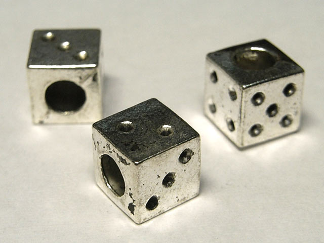 商品説明コチラの商品はまとめ買いでとてもお得な【パック販売】もございます。サイズ・数量約9mm2個色シルバー(銀古美)注意　