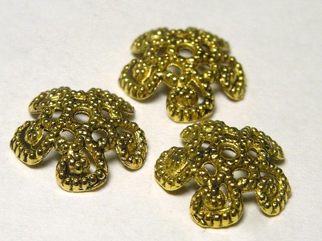 商品説明チベタン系デザインのビーズキャップ。コチラの商品はまとめ買いでとてもお得な【パック販売】もございます。サイズ・数量約12mm10個色ゴールド(金古美)注意　