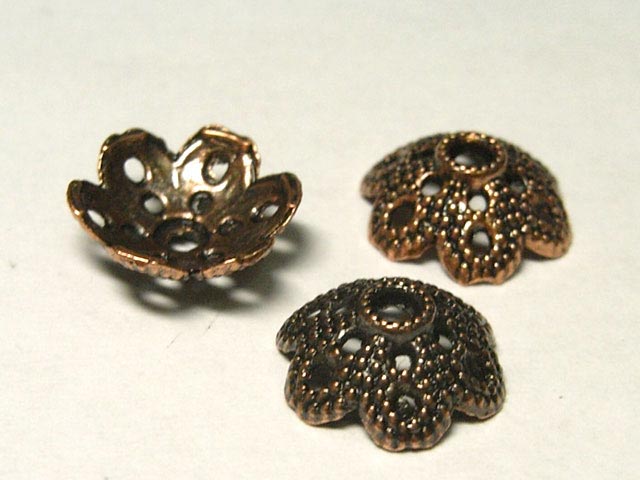 商品説明チベタン系デザインのビーズキャップ。お買い得な100個セットの商品です。コチラの商品は少数でお買い求めやすい【少数販売】もございます。サイズ・数量約12mm約100個色ブロンズ(銅古美)注意こちらの商品は約100個となっておりますが...