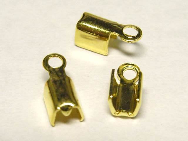＜商品説明＞平たいひもなどを留め具などにつなぐためのパーツ＜サイズ・数量＞約2mm2個＜留意事項＞※サイズや色が画像と異なる場合がございます※画像内に使用している装飾品や他アクセサリーは商品に含まれません※一部変形・変色・破損しているものが...