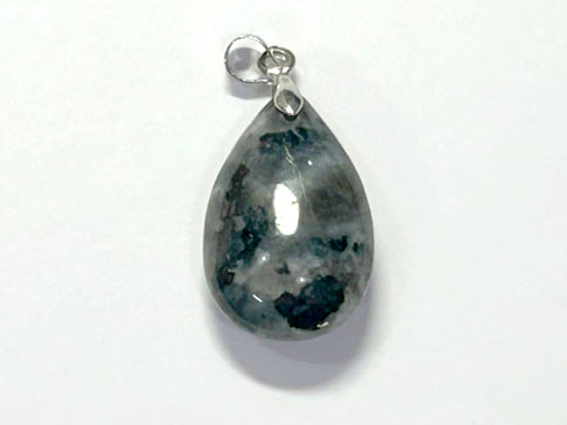 ＜商品説明＞・約2.3〜2.5cm×約1.5cm×約1cm(縦×横×厚さ)・穴約1mm(Aカン含まず)＜留意事項＞※サイズ・色味に個体差が生じる商品となります。※写真3枚目のように色の濃淡や模様の出方にも差異がございます。※商品写真はできる...