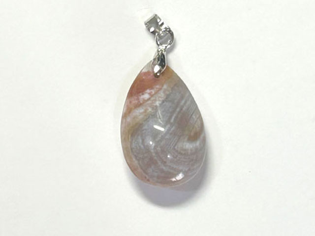 ＜商品説明＞・約2.3〜2.5cm×約1.5cm×約1cm(縦×横×厚さ)・穴約1mm(Aカン含まず)＜留意事項＞※サイズ・色味に個体差が生じる商品となります。※写真3枚目のように色の濃淡や模様の出方にも差異がございます。※商品写真はできる...