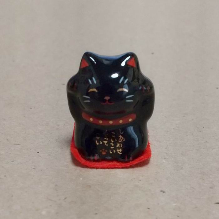 [ 商品名 ]ミニ招き猫 F[ 特徴 ]小さな招き猫の置物です。色・柄は写真1を参照ください。高さ：約2.5cm全6種(写真2参照)＜送料＞3個まで　290円6個まで　450円7個以上　864円～※7個以上は運送会社宅配便料金となります。※...