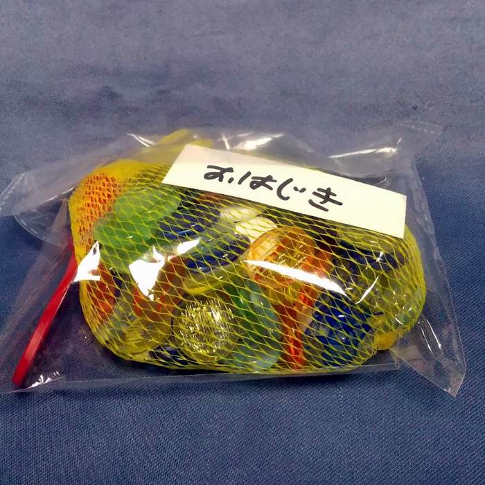 [ 商品名 ]おはじき[ 特徴 ]キラキラしたきれいなおはじきです。＜送料＞1個まで　390円2個以上　660円～※2個以上は運送会社宅配便料金となります。※地域によって料金は増額する場合があります。※個数は他の昭和玩具も含みます。玩具 お...