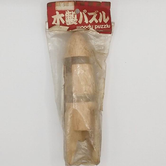 [ 商品名 ]木製パズル ロケット[ 特徴 ]ロケットの木製パズルです。高さ：約15cm※古い商品のため、パッケージには痛みがあります。ご了承の上でお買い求めください。＜送料＞運送会社宅配便料金　864円～※地域によって料金は増額する場合が...