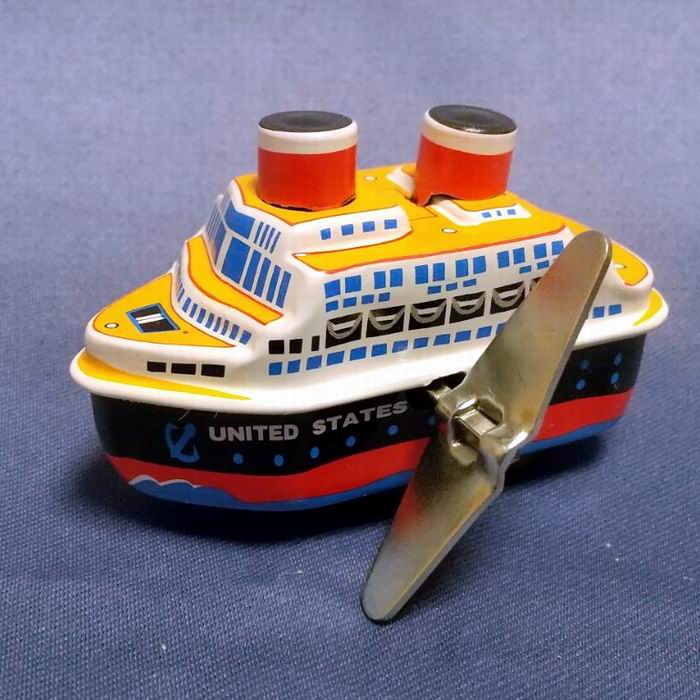 [ 商品名 ]TINTOY UNITED STATES[ 特徴 ]ブリキ製の客船です。ゼンマイを巻くことで直進します。WIND-UP ACTION長さ：7cm日本製＜送料＞運送会社宅配便料金　864円～※地域によって料金は増額する場合があり...