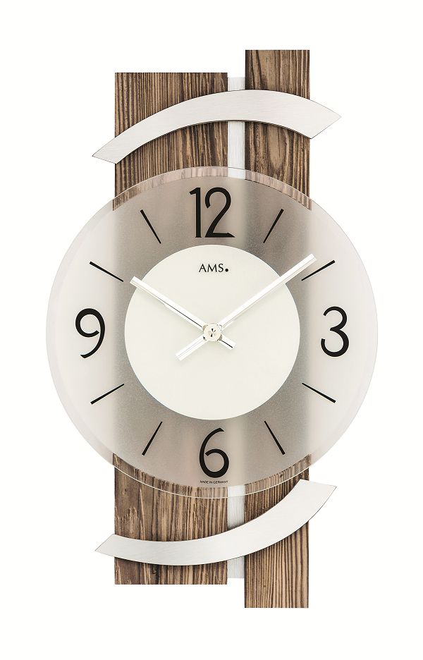 天然木とアルミニウムのコンビネーションがお洒落な壁掛木の暖かさを感じるデザインの壁掛け時計です。（ドイツAMS社製） 天然木にアルミニウムとガラスのコントラストが美しく、また、 シンプルで見やすい文字盤も魅力的です。 お部屋を華やかに明るく...