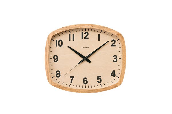 海沿いにある家の暮らしをコンセプトにしたデザインの電波掛け時計です。 シンプルで見やすく、レトロで暖かみを感じるオーク製の掛け時計です。 優しいなだらかな曲線のスクエアフォルムが、お部屋に安らぎを与えてくれます。 連続秒針のスリープセコンド...