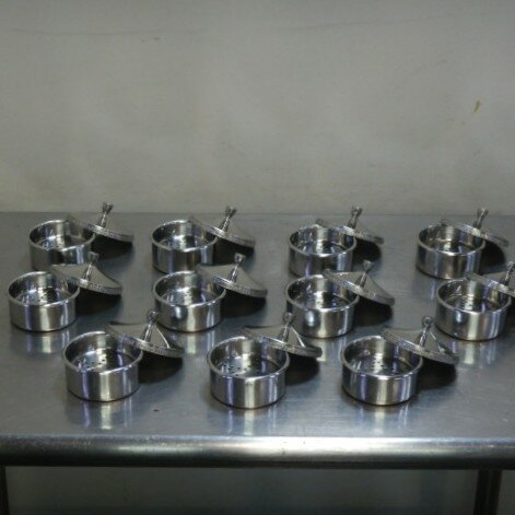 【11個セット】 SW 18-8 ステンレス バタークーラー φ91H73mm 和田助製作所 菊渕　 商品は中古品です。 多少の傷汚れあります。 状態画像にて判断願います。 　 画像は代表画像です。　 下皿はありません。　 タイトルには菊渕...