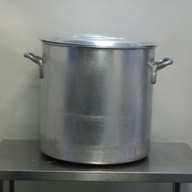 4(底ふくらみ)(ふたズレ)EBM アルミ 寸胴鍋 48cm 外寸Wφ503H490mm 厚4mm 10.02kg 86L ラーメン スープ 取っ手80mm 内寸W480H480mm 商品は中古品です。 多少の傷汚れあります。 状態画像にて...
