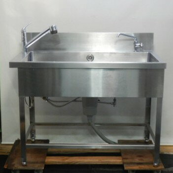 業務用 ステンレス 1槽シンク W1100 D600 H800(+150)mm 厨房 槽内寸W98D48深25cm W110 D60 H80(+15)cm 商品は中古品です。 多少の傷汚れあります。 状態画像にて判断願います。 アジャスト脚...