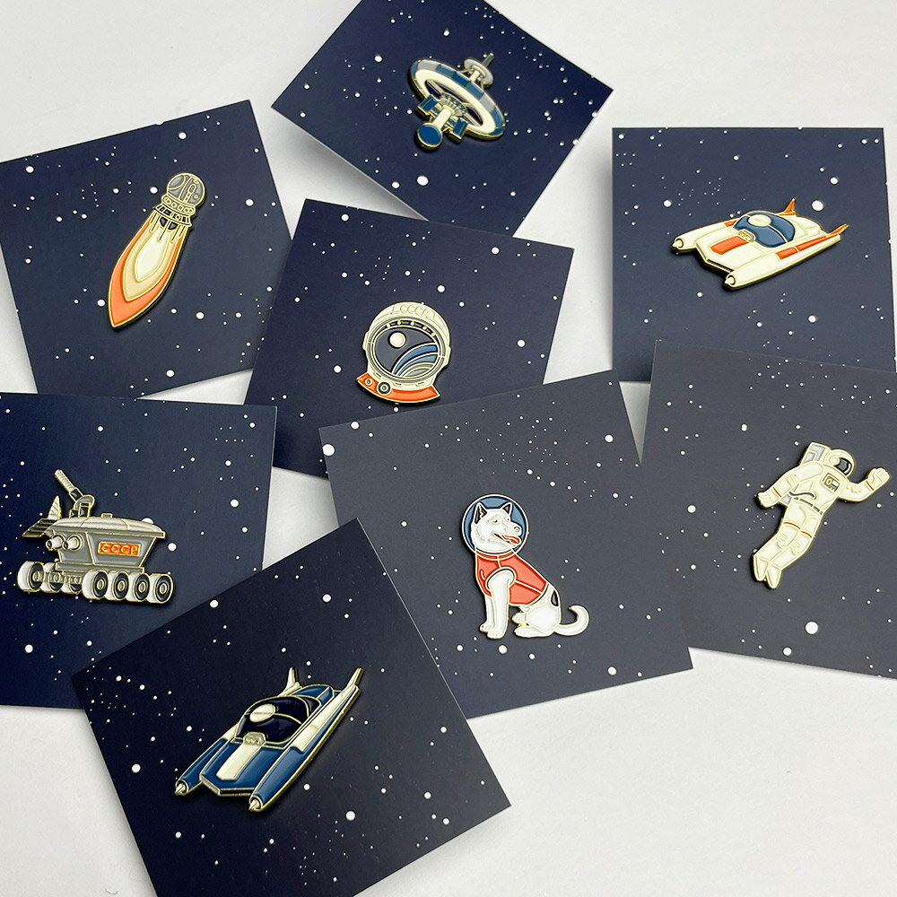 人類の宇宙探査をテーマにしたエナメルピンコレクションです。宇宙服、スプートニク、宇宙犬ベルカ、ムーンウォーカーなど、宇宙史を象徴するモチーフをユーモラスかつスタイリッシュにデザイン。小さなピンバッジながら、鮮やかな色彩とメタルの質感が存在感...