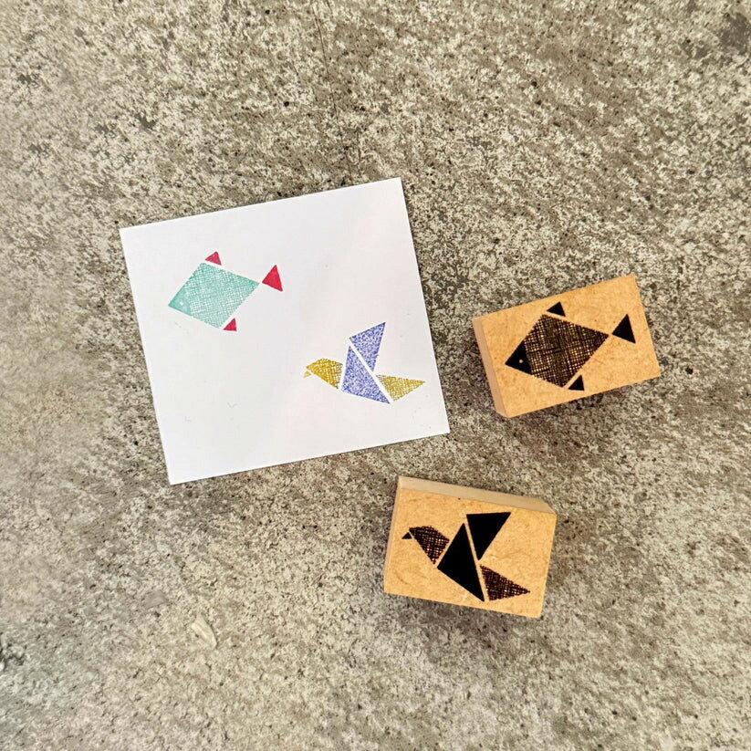 折り紙で作ったような鳥と魚モチーフのハンコです。単体で押すだけでなく、たくさん押して模様にしても可愛いです。 【ブランド】水縞 (みずしま) / 日本【サイズ】30 × 20 mm H25 mm (印面 約 26 × 17.5 mm)【材　...