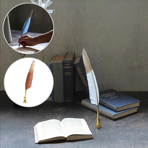 ゴールドが塗装されたクラシカルな鳥の羽根のボールペン。それぞれの塗装に合わせたペンスタンドが付属しています。また、ボールペンのペン先は軸を回転させることで出し入れできるので実用的です。お部屋のインテリアになることはもちろんのこと、お店などの...