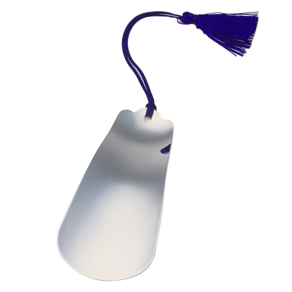 足元のおしゃれに気遣えば、くつべらにも携帯にも便利な小ぶりな銀製のくつべらです。銀ならではの温かみのある風合いが活きています。当たりが柔らかで、適度な弾力があるのも銀素材ならではの特徴です。おしゃれな人は足元に気を遣うといいますが、くつべら...