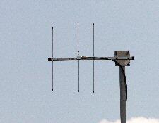 【3エレメント八木】 周波数：351.0MHz〜351.7MHz（全97ch・拡張対応） VSWR：1.5以下 インピーダンス：50Ω 利得：8.15dBi F/B比：17dB以上 最大入力：50W（FM） 電力半値角：94° ブーム長：5...