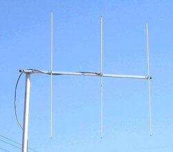 【3エレメント八木】 受信周波数：146MHz〜160MHz 利得：7.0dBi以上 インピーダンス：50Ω F/B比：12dB以上 ブーム長：1,000mm 重量：800g コネクター：M-J 受風面積：0.04 耐風速：瞬間最大風速40...