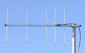 【5エレメント八木】 受信周波数：335MHz〜355MHz 利得：9.3dBi以上 インピーダンス：50Ω F/B比：13dB以上 ブーム長：720mm 重量：520g コネクター：M-J 受風面積：0.02 耐風速：瞬間最大風速40m/...