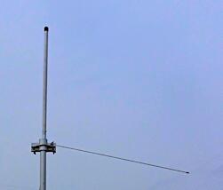型式：単一式（ラジアル付） 周波数：142.90MHz〜147.00MHz VSWR：1.5以下 インピーダンス：50Ω 利得：2.14dBi 最大入力：50W（FM） エレメント長：530mm（ラジエーター）／500mm（ラジアル） 重量...