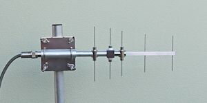 型式：5エレメント八木アンテナ 周波数：1,260MHz〜1,300MHz VSWR：1.5以下 インピーダンス：50Ω 利得：10.0dBi FB比：20dB以上 最大入力：10W（FM） 電力半値角：71°以下 全長：365mm 回転半...