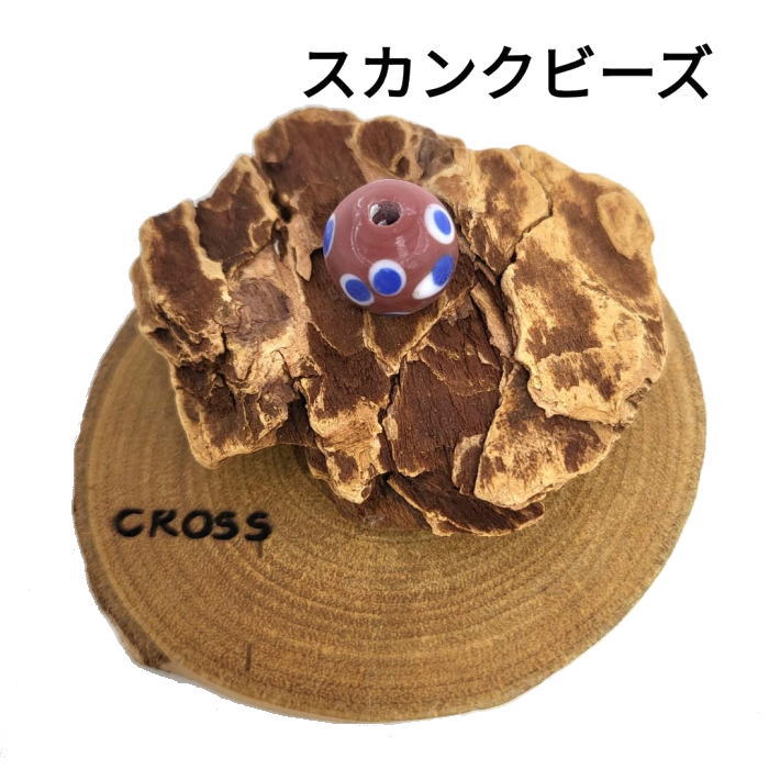 材質：ガラス。 サイズ：画像参照ください。 ハンドメイドの古いビーズです。斑点の中にブルーのポイントのある珍しいスカンクビーズです。1900年代中期～後期の物と思われます。お手持ちのアクセサリーやレザーアイテムのワンポイントにとり入れるとイ...