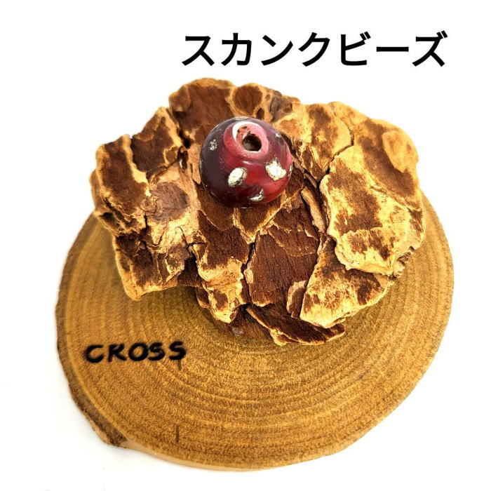 材質：ガラス。 サイズ：画像参照ください。 ハンドメイドの古いビーズです。1800年代後期お手持ちのアクセサリーやレザーアイテムのワンポイントにとり入れるとインパクトがありそうですね。このビーズを組んだネックレスカッコよいと思います^^;
