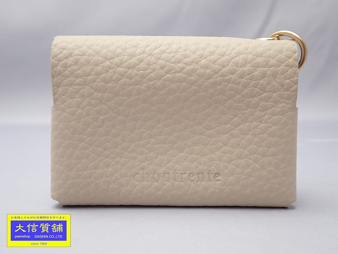 商品の詳細 &nbsp;商品名 CHOUTRENTE シュトレンテ ポケットティッシュケース アイボリー レザー 中古A 【送料無料】 &nbsp;管理番号 A-9150 &nbsp;特徴 付け替え用のワイヤーリングとカラビナが欠品していま...