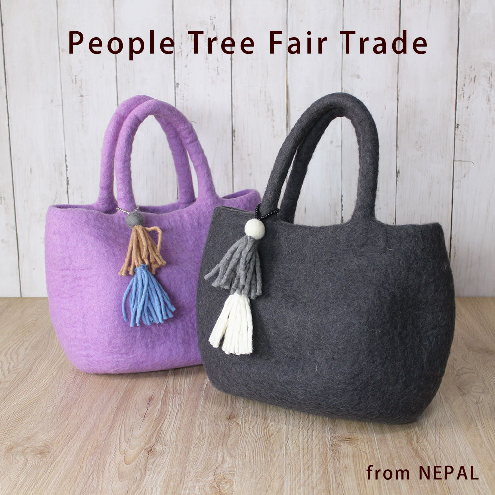 ほっこりとした、やさしい存在感が人気のフェルトバッグです。 丸みのあるシルエットがキュートで、2色のタッセルがアクセントになっています。 ハンドルまで一体型のデザインで、型崩れがしにくくなっています。マチもしっかりあります。 ニットやコート...