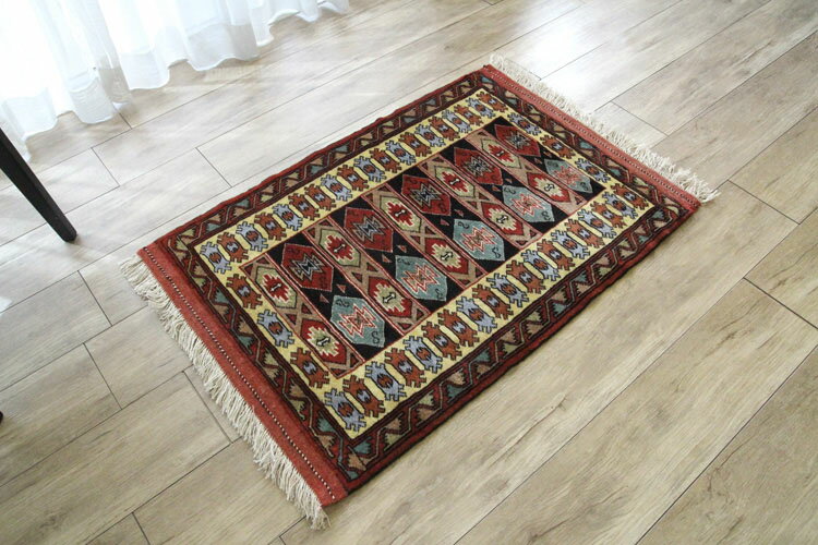 トルクメン トライバルラグ ＃TR-H2124　　 92×70cm　　 トルクメン部族が織りなす手織り絨毯　　 トライバルラグはイランを中心とした部族が織りなす手織り絨毯です。深みのある深紅の色調をベースにヴィンテージ感漂う質感、ギュル（家...