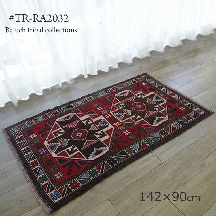 バルーチ トライバルラグ ＃TR-RA2032　138×82cm　 バルーチ部族が織りなす手織り絨毯　　 トライバルラグは中東を中心とした部族が織りなす手織り絨毯です。深みのある深紅の色調をベースにヴィンテージ感漂う質感、ギュル（家紋）モチ...