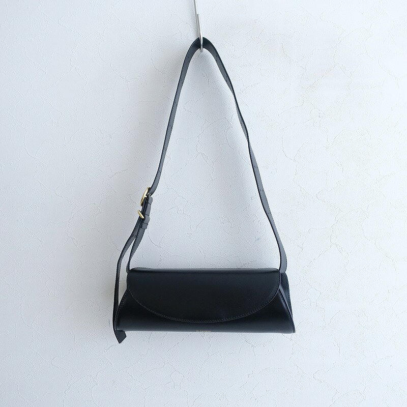 実寸サイズ：横29cm, 縦14.5cm, 底10×29cm, ショルダー(最長)118cm (多少の誤差はご了承ください) 素材： カラーなど：JIL SANDERのカンノーロスモールです。カラーはブラックで、開口はマグネットボタン留めで...