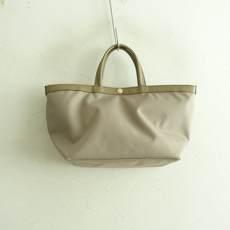 実寸サイズ：横(上辺)40cm, 縦22cm, 底17×25cm, 持ち手28.5cm (多少の誤差はご了承ください) 素材： カラーなど：TOPKAPI BREATHのコンビトートバッグです。カラーはベージュ系で、リサイクルポリエステルで...