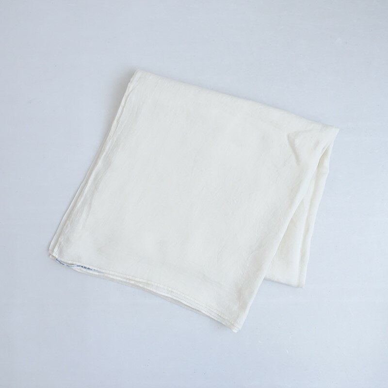 実寸サイズ：149×151.5cm （多少の誤差はご了承ください） 素材： カラーなど：DANIELA GREGISのリネンストールです。カラーは生成りで、素材は麻100％です。 状態：ユーズドですが、目立ったシミ汚れなくきれいです。 NO...