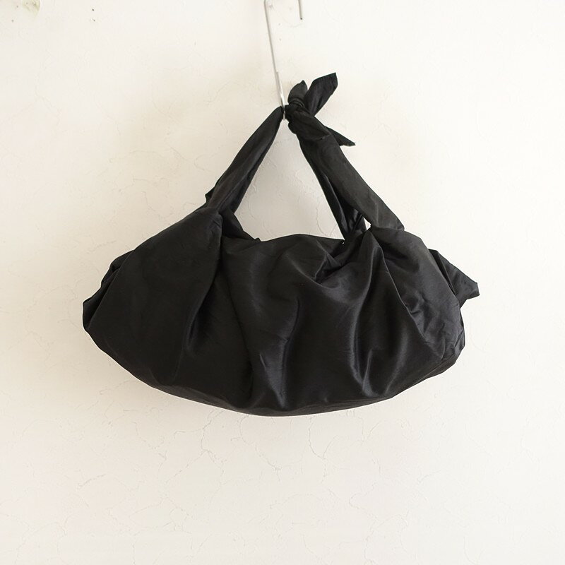実寸サイズ：縦(中心)23cm, 底(マチ)16.5cm, 開口部53cm, 持ち手(調節可)43cm (多少の誤差はご了承ください) 素材： カラーなど：PAPYRUSのCandy Wrapper Pillow Bagです。カラーは黒で、...