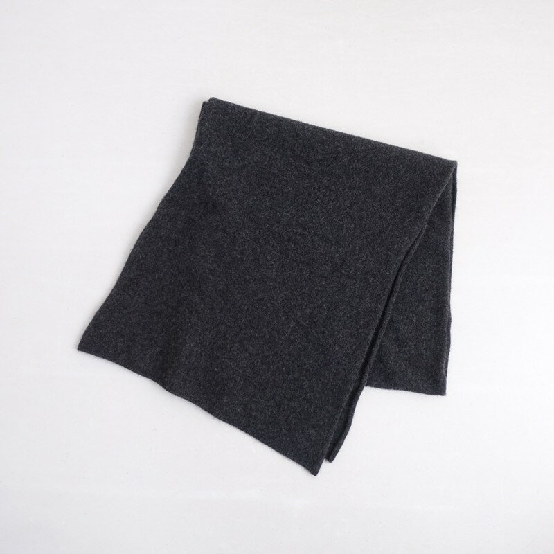 実寸サイズ：40×172cm （多少の誤差はご了承ください） 素材： カラーなど：evam eva vieのマフラーです。カラーはチャコールグレーで、ウール80％,アンゴラ15％,カシミヤ5％のニット素材であしらわれています。 状態：ユーズ...