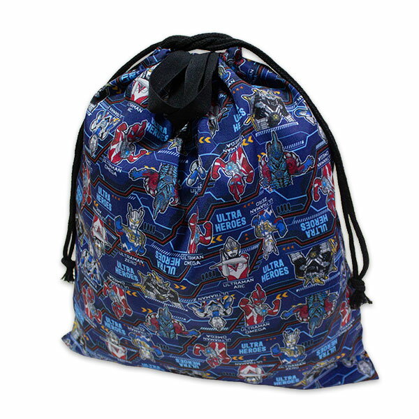 【商品説明】 最新柄の巾着Lになります。 体操服・給食エプロン・上履き等入りますよ。 【サイズ】約H385×W340mm 【素材】　生地→ポリエステル100％　紐→ポリエステル100％ 【発売元】株式会社バンダイ ●巾着Sはコチラをクリック...