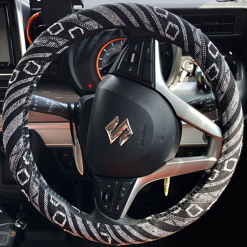 ハンドルの劣化や摩耗をオシャレに防止！ 肌触りもよく、グリップ向上で操作性アップ！ オルテガ柄風で車内をドレスアップ！ ◆当店は実店舗と在庫を共有しています。注文のタイミングにより完売している場合があります。完売してしまった場合、ご注文をキ...