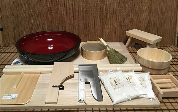 《セット内容》 ◎ステンレス30センチ　雄山　ひも巻き柄(包丁さや・包丁総桐箱付属)　1本 ◎麺台：桐　90×80×厚さ約2センチ　1台 ◎こね鉢：径48センチ黒内朱、越前塗り高級フェノール（木質系樹脂） 1個 ◎麺棒（延し棒）：ほお　径3...