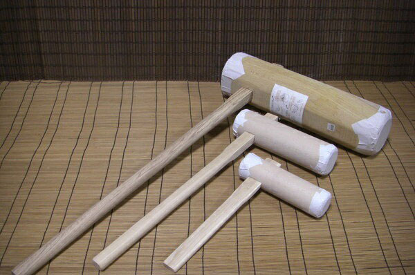 ◎杵LLサイズ、頭部けやき径約13×48センチ、柄長約90センチ 重量約4.5kg ◎子供用杵3S、頭部：むくのき・径：約7,5cm×26cm、柄長：約60cm、重量：約900g ◎子供用杵5S、頭部：むくのき・径約6cm×21cm、柄・長...