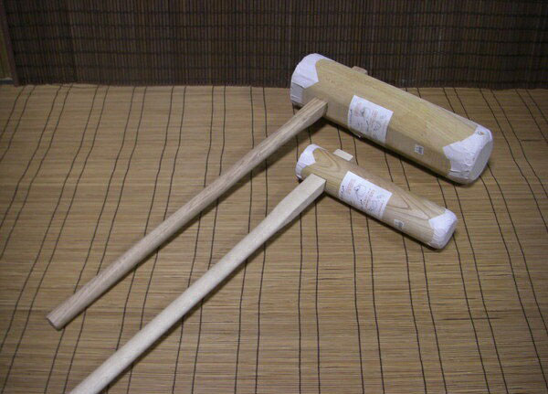 ◎杵LLサイズ、頭部けやき径約13×48センチ、柄長約90センチ 重量約4.5kg ◎杵SSサイズ、頭部けやき径約7.5×32センチ、柄長約70センチ 重量約1.4kg　