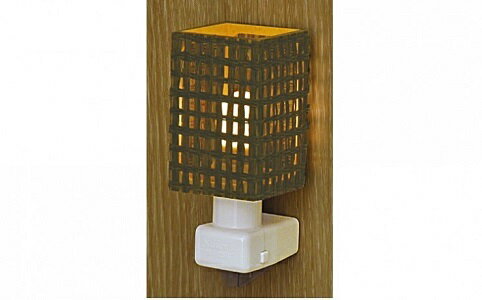 ■ブリスターパック入り ■0.5W　E12　LED電球付 ■スイッチ付　コンセント付 ■材質：木 ■サイズ：H110XW50XD75 ■重量：0.12kg 注） 1. 雨や水滴のかかる状態や湿度の高い 　ところで使用しないでください。 2....