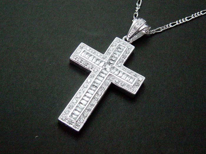 　 商品説明 キラキラなジルコニアの輝きが綺麗な クロスシルバーペンダントです。 キュービックジルコニアを囲むように、 ダイヤカットジルコニアがちりばめられていて、まさにゴージャス!! オリジナルケース付 素材 シルバー925　　ホワイトジ...