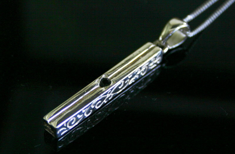 商品名 ■アラベスクサファイアプレートシルバーネックレスチェーン付 参考小売標準価格 18500円 商品説明 チェーンの長さは50cmです。シルバー925製の精巧なペンダントヘッドに高級感あふれるシルバーチェーンをつけたネックレスです。スタ...