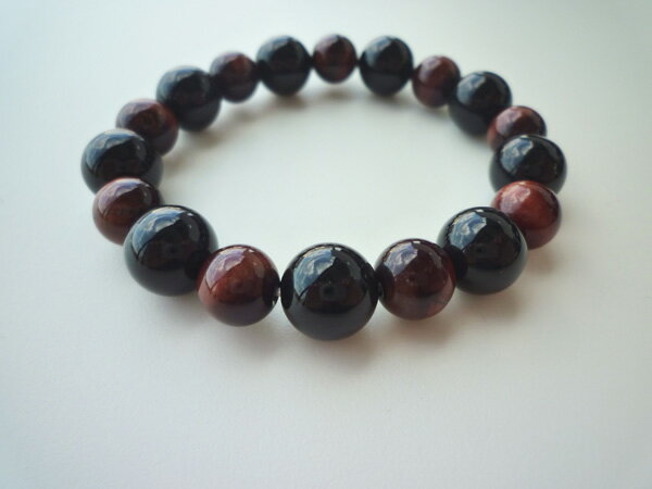 　 商品説明 　オニキスとレッドタイガーアイを組み合わせた 　男性用ブレスレットです。 　消費したお金や精神力を呼び戻すといわれる 　レッドタイガーアイで仕事運アップの効果も 　期待できます！ 使用石 　オニキス12mm丸玉・レッドタイガー...