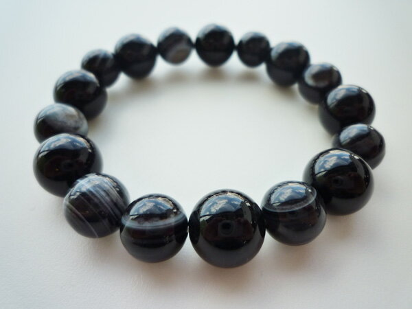 　 商品説明 　天眼石（ブラック）とオニキスを組み合わせた 　シックな男性用ブレスレットです。 使用石 　天眼石（ブラック）10mm丸玉・オニキス12mm丸玉 サイズ 　約19.5cm コメント 　別途300円にてプレゼント梱包致します。 ...