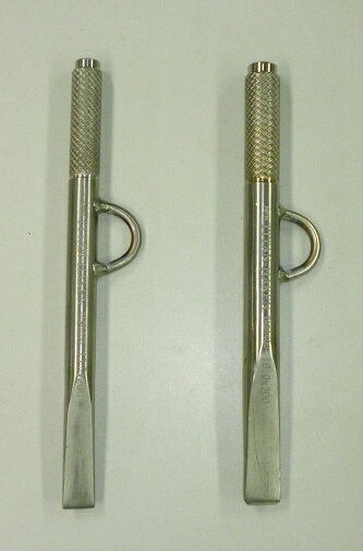 コメント高級64チタン製のハーケン 頭にローレット加工を施し、竿掛けやジョイントなどをセットできます 1本打ち込めば、ハーケンとピトン軸の両方を兼ね備えます おもに底物用サイズです サイズ 直径 16mm 全長 200mm オール 64チタニウム