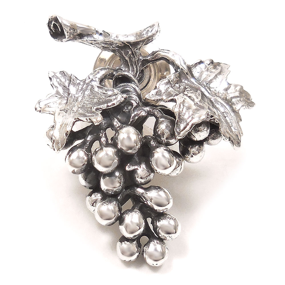 シルバーの落ち着いた高級感ただよう、イタリア：ベルフィオーレの葡萄のシルバーピンブローチ(ピンバッジ)です。 大きすぎず小さすぎず、また、モチーフであるブドウの特徴をよく表現した立体造形と、ハイセンスな逸品。銀を黒く変色させる「いぶし加工」...