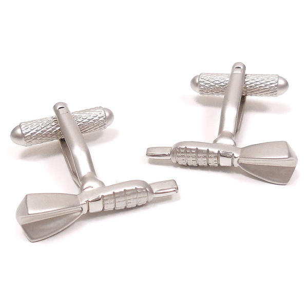 ユニークな個性の光る、イギリス：オニキスアート社製の、ダーツモチーフのカフスボタン（カフリンクス）です。収納に便利なボックス付き！ ツヤ消し加工の塗装に一部磨き加工です。目立たず、さりげない遊び心を感じさせるカフスです。袖口のさりげないアク...